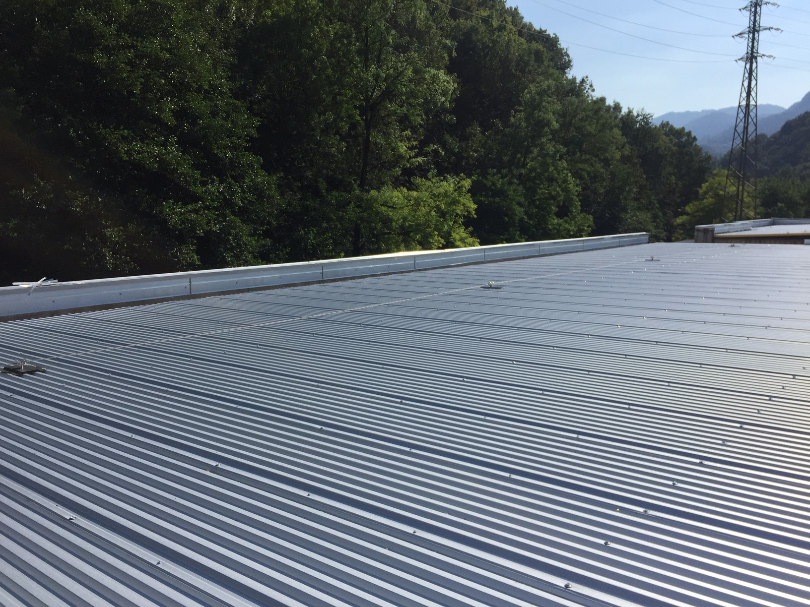 Prodotti - TEK 28 PIANO - LASTRA GREGATA COIBENTATA - INFOBUILD