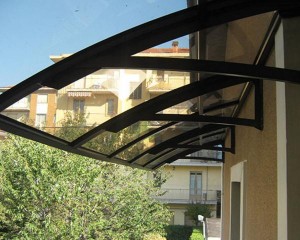 Pensiline per ingressi: guida ai materiali